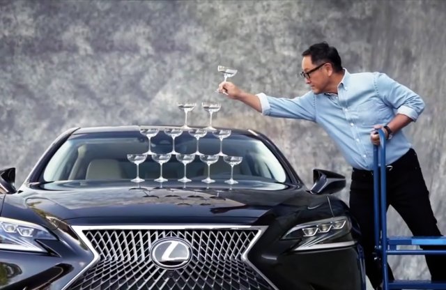 A Toyota és a Lexus első embere üvegpoharakat pakolt egymásra ...