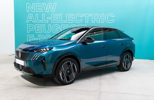 Akár 700 kilométeres hatótávra is képes az új Peugeot E-3008 ...