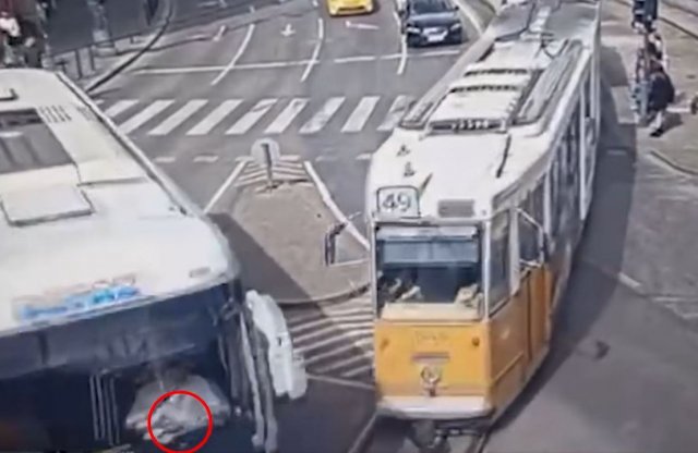 Videó: felöklelte az eltévedt buszt a 49-es villamos - Autónavigátor.hu