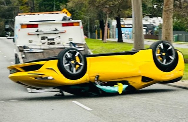 Fának csapta, majd tetőre rakta a 391 millió forintos Ferrarit ...