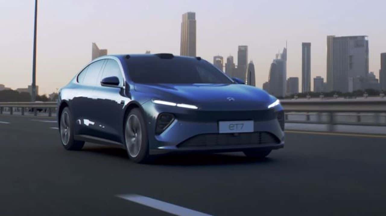 Videó: így előzött meg egy ráfutásos balesetet a kínai autó ...